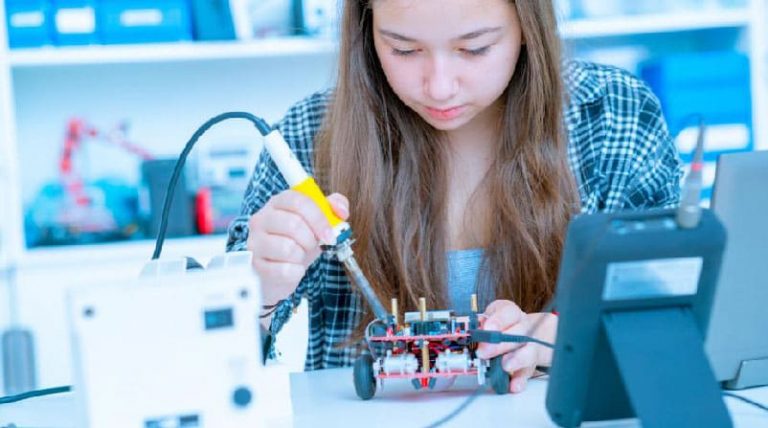 10 Ways That Can Inspire Girls To Become Future Engineers - C V Raman ...